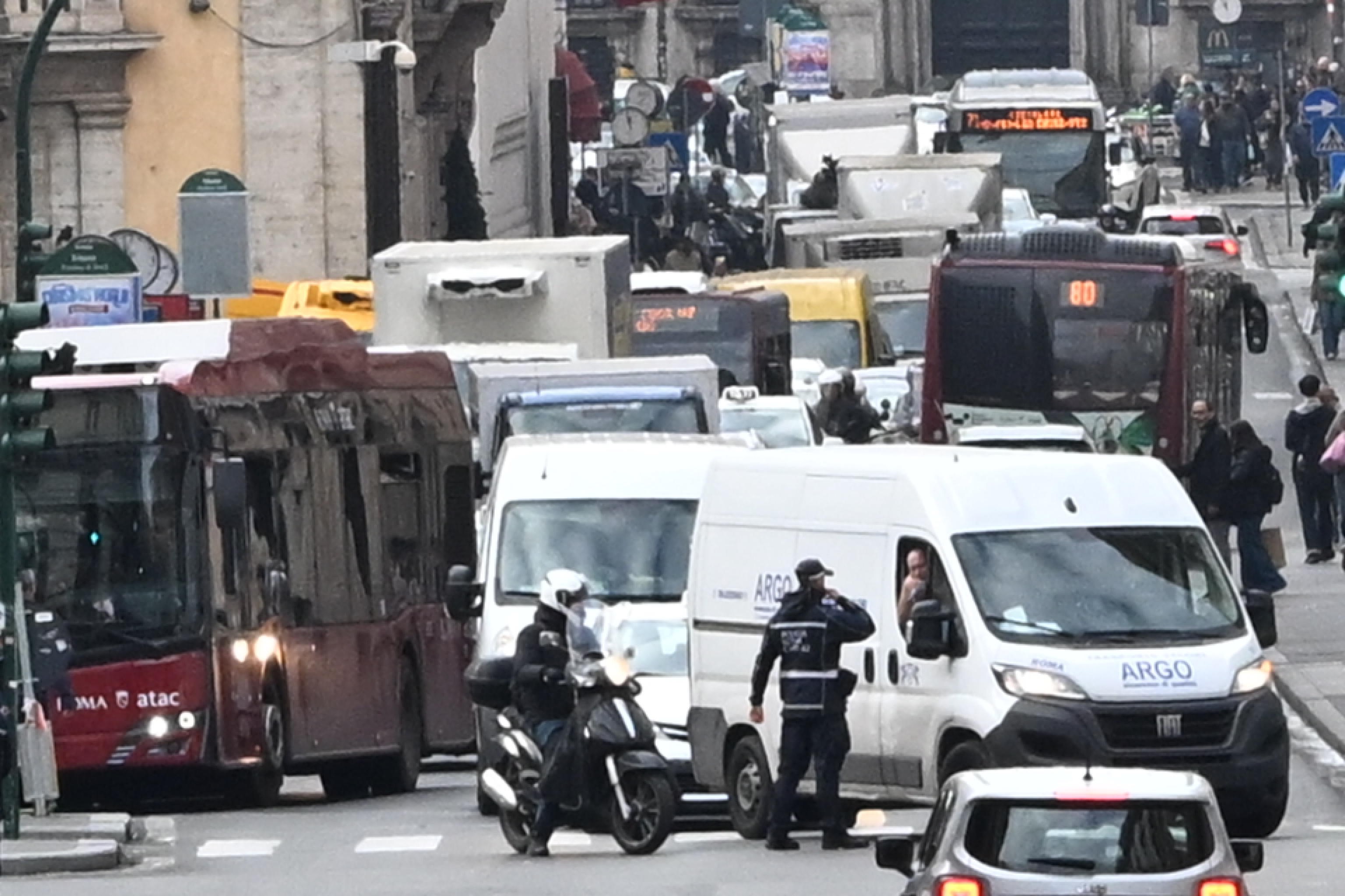 Perché a Milano e a Genova ci sono meno auto rispetto ad altre città ...